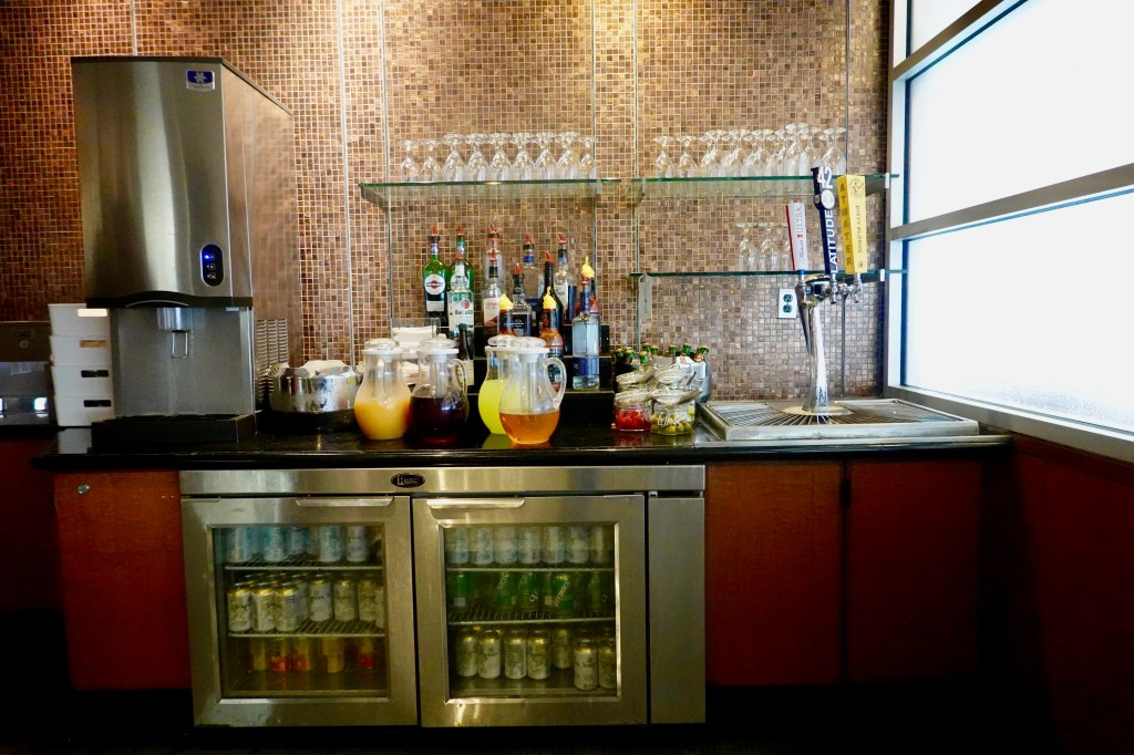 Review: Delta Sky Club Lounge (Detroit) – 1TattedPassport